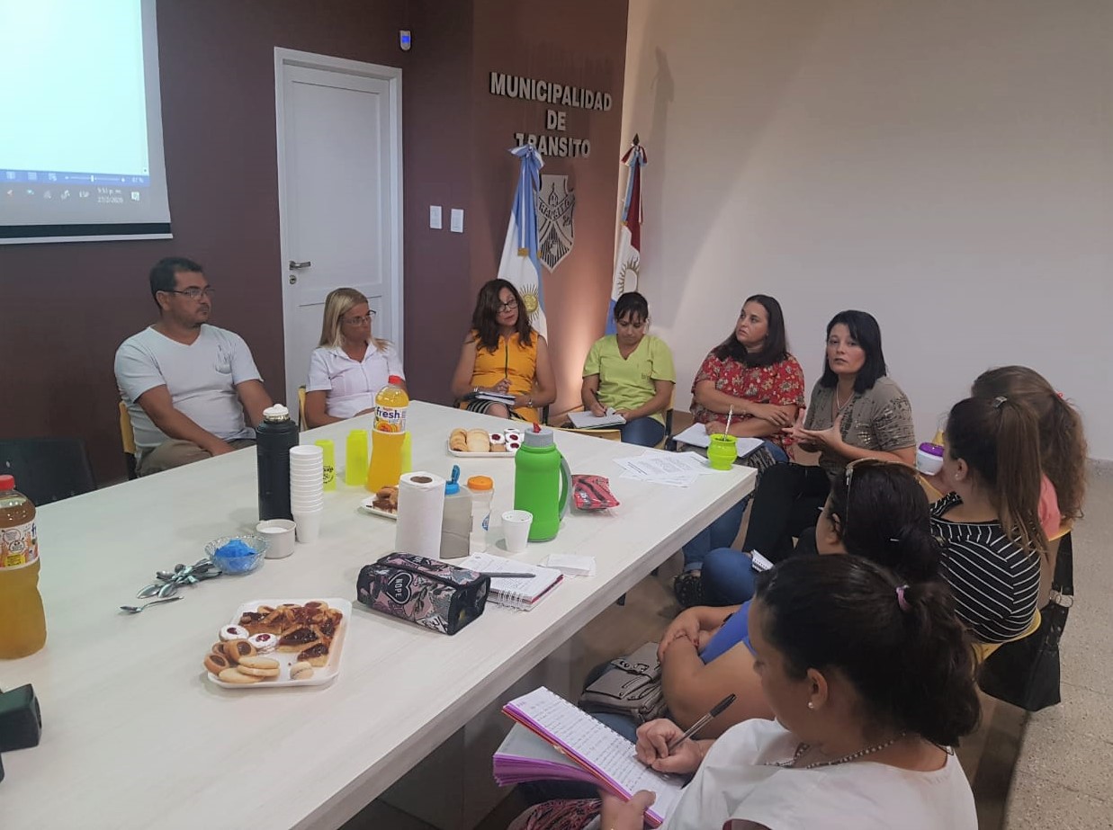 Mesa de trabajo con directores y docentes